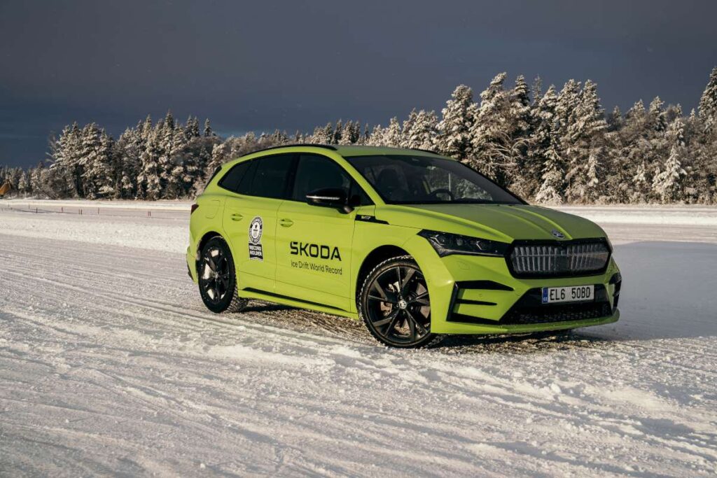 Skoda Enyaq RS iV tar världsrekord i längsta drifting på is - www ...